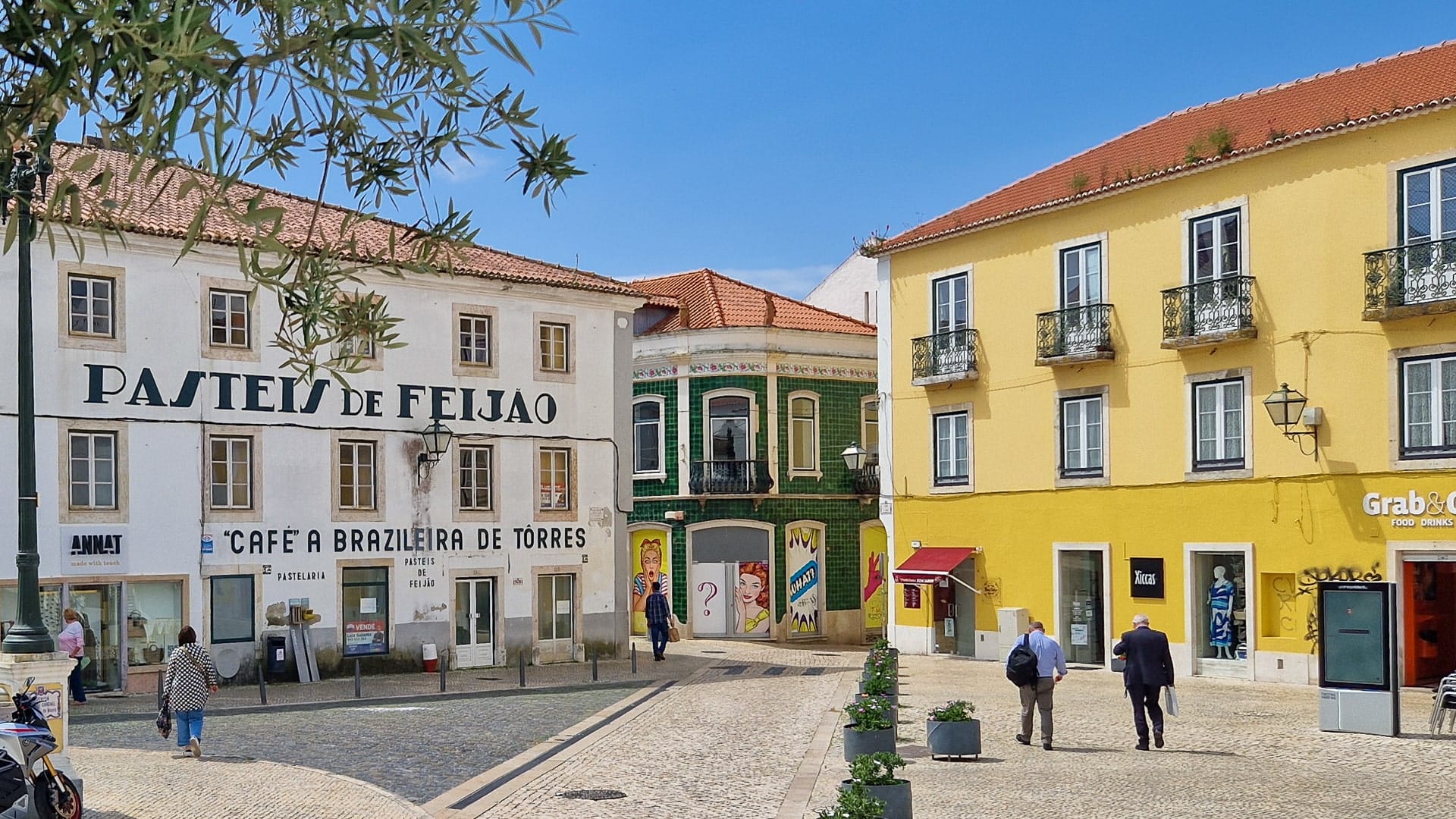 Strolling through the old town of Torres Vedras - Bucket List Portugal